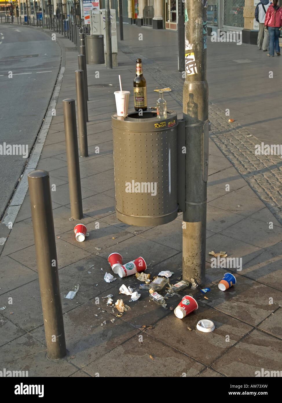 Overfilled trash can hi-res stock photography and images - Alamy