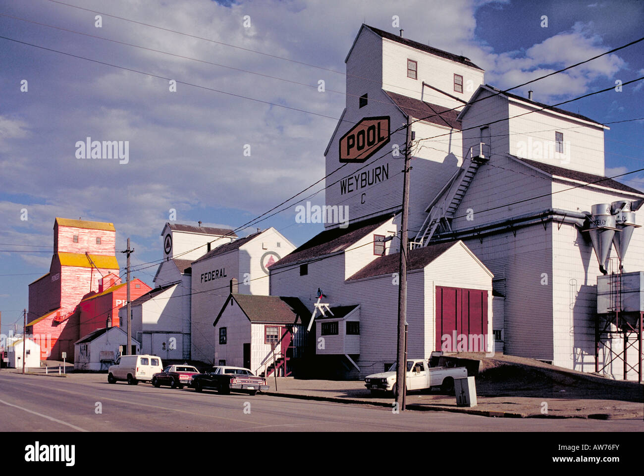 Elk123 1133 Canada Saskatchewan Weyburn grain elevators Stock Photo - Alamy