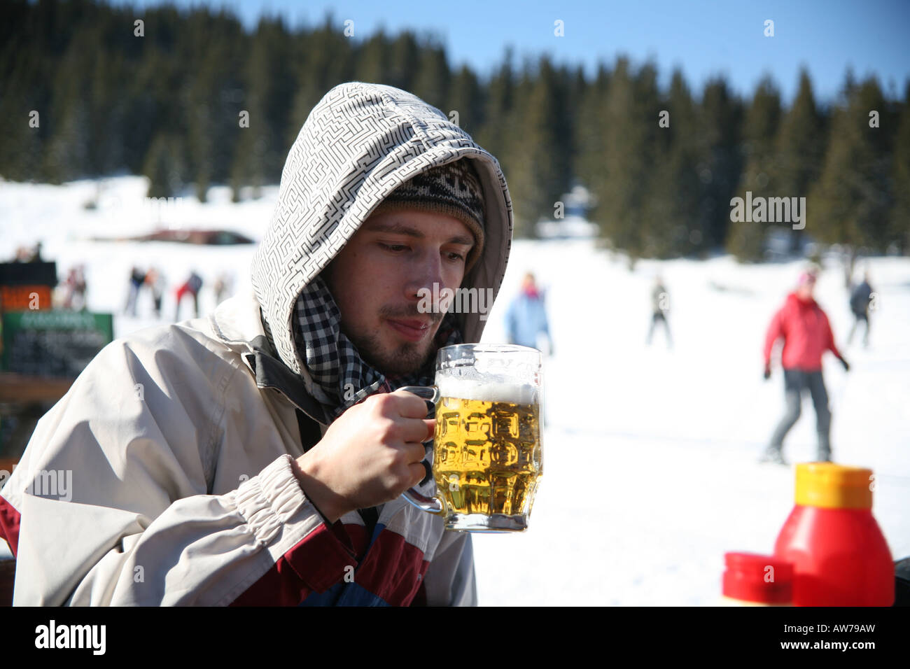 Man drinking beer on the ski slopes Stock Photo - Alamy
