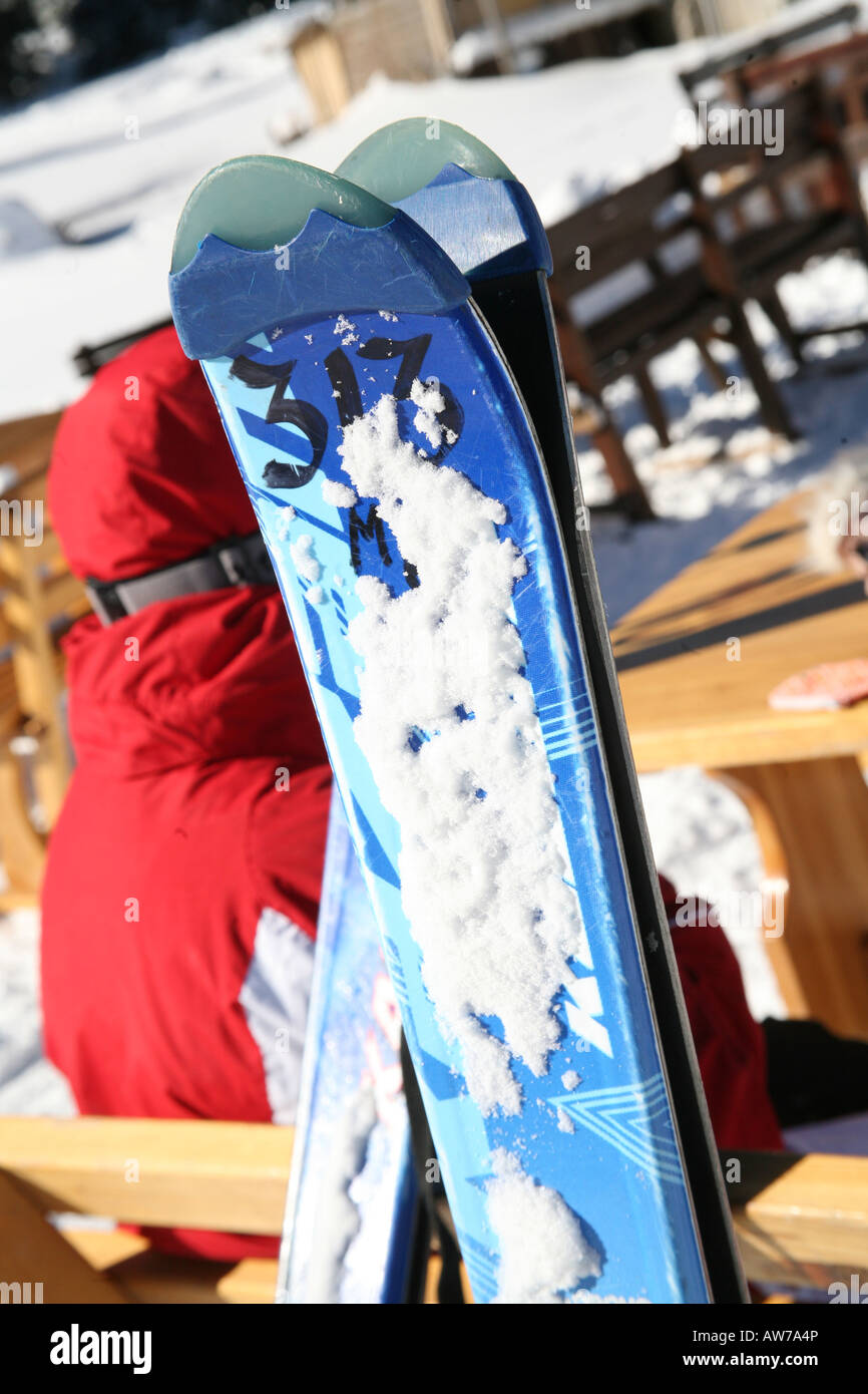 Ski blue skies hi-res stock photography and images - Alamy