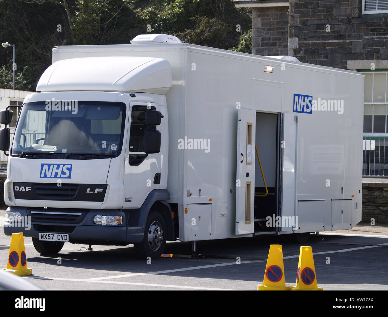 Nhs mobile unit hi-res stock photography and images - Alamy