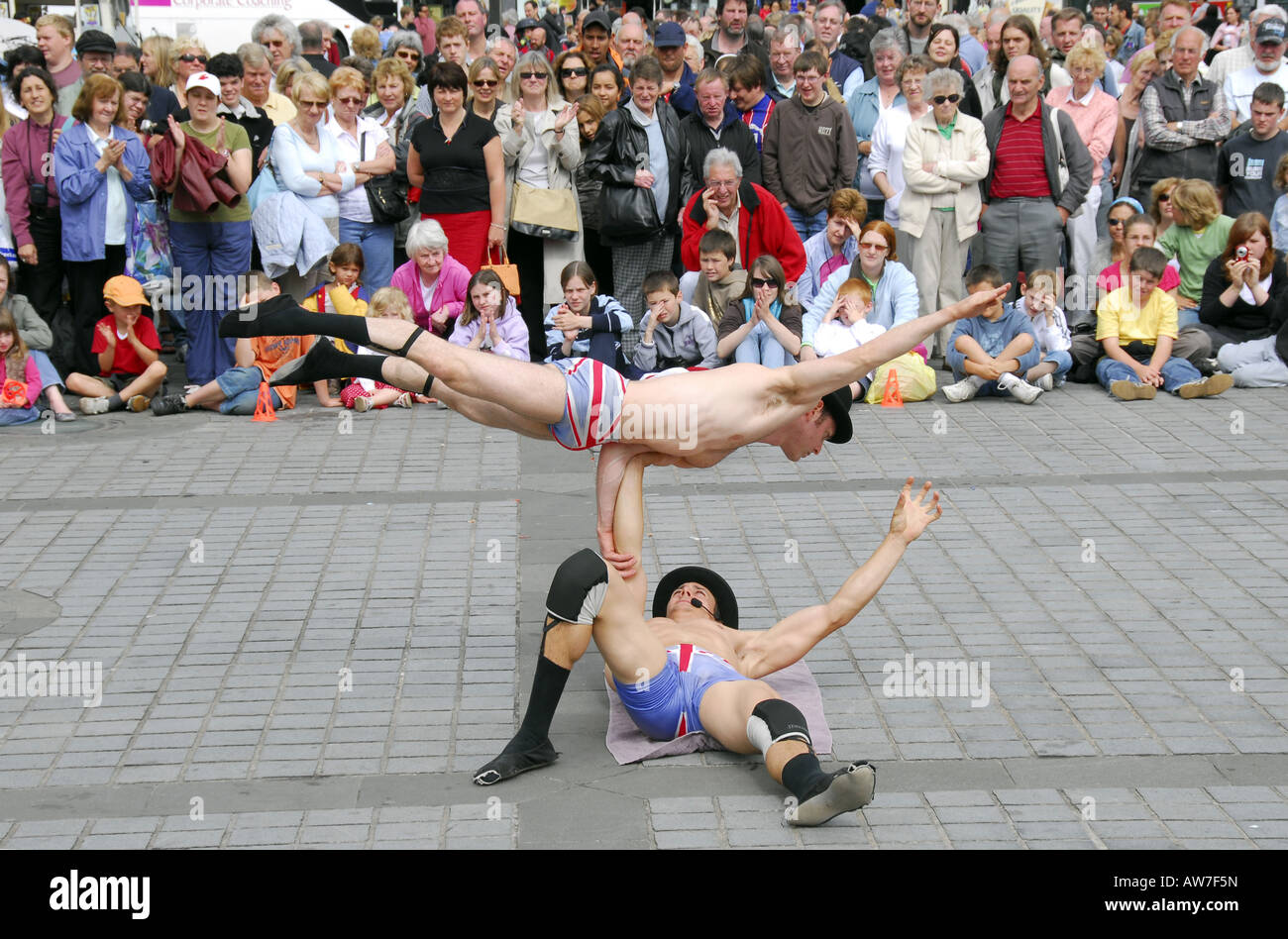 Acrobatic street artists perform infront of crowds at Edinburgh Fringe ...