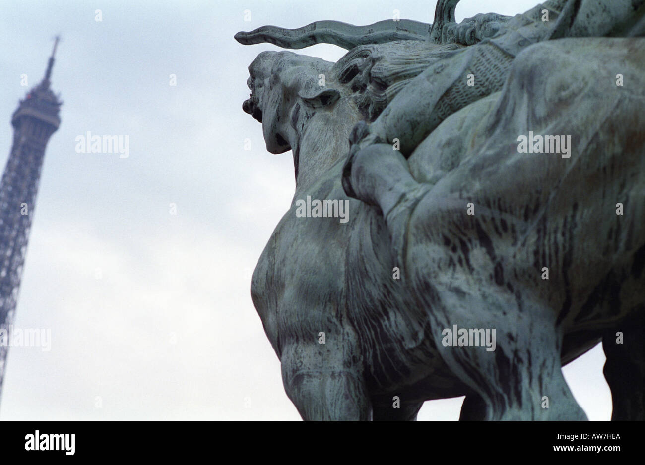 statue pointing at eiffel tower paris Stock Photo - Alamy