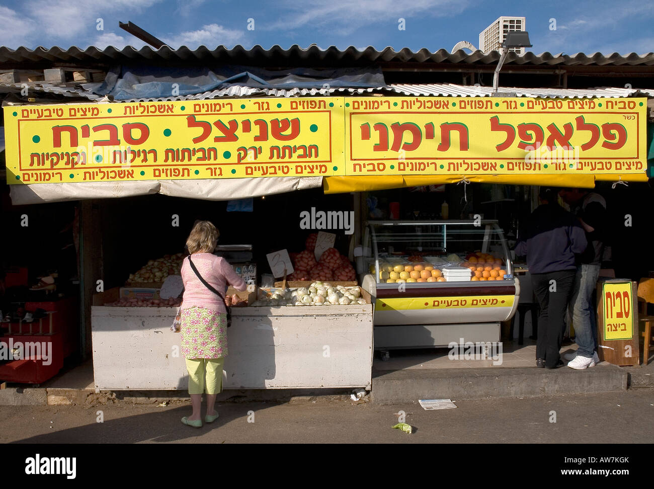 Falafel stand hi-res stock photography and images - Alamy