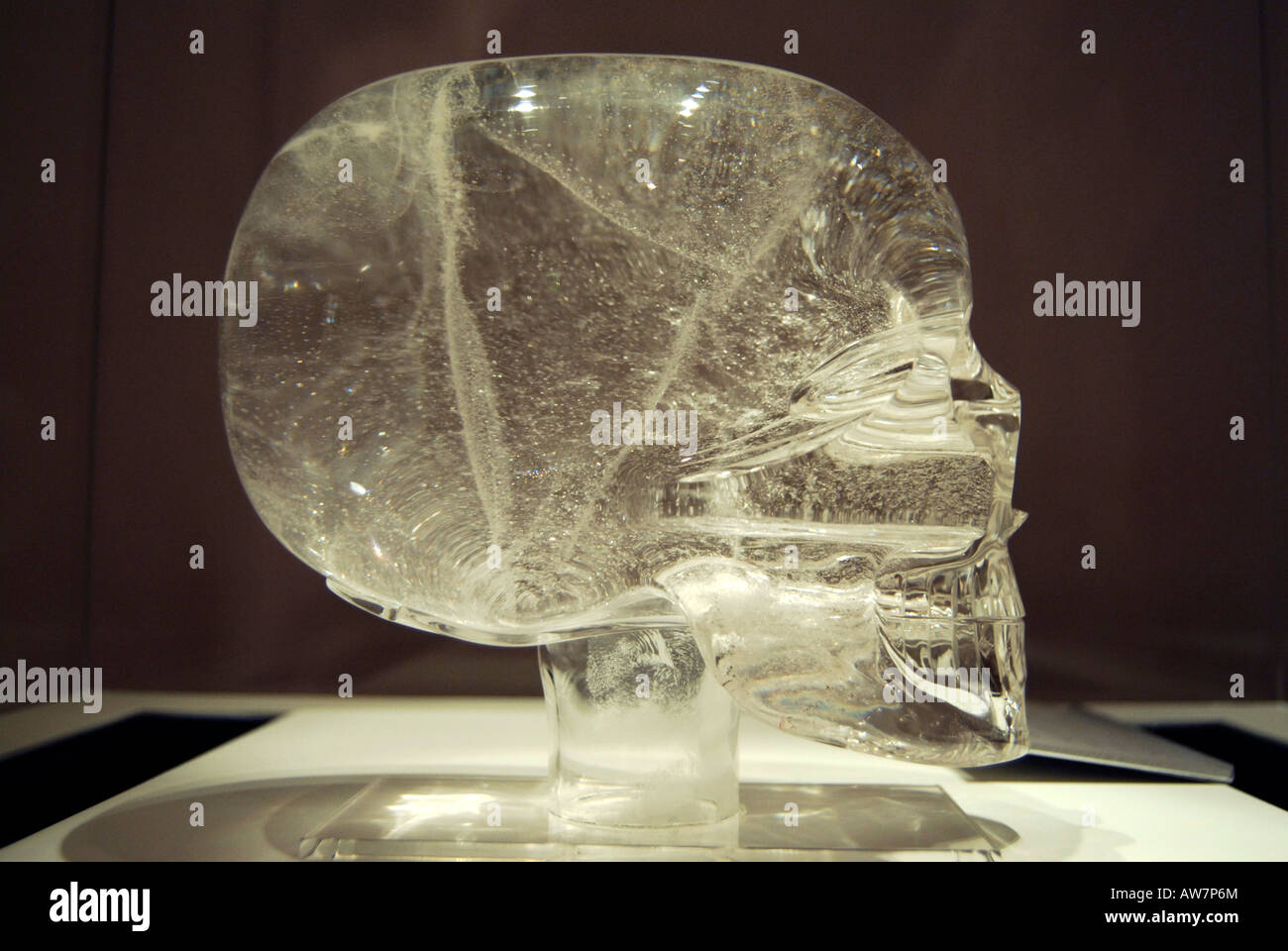 Crystal skull hi-res stock photography and images - Alamy