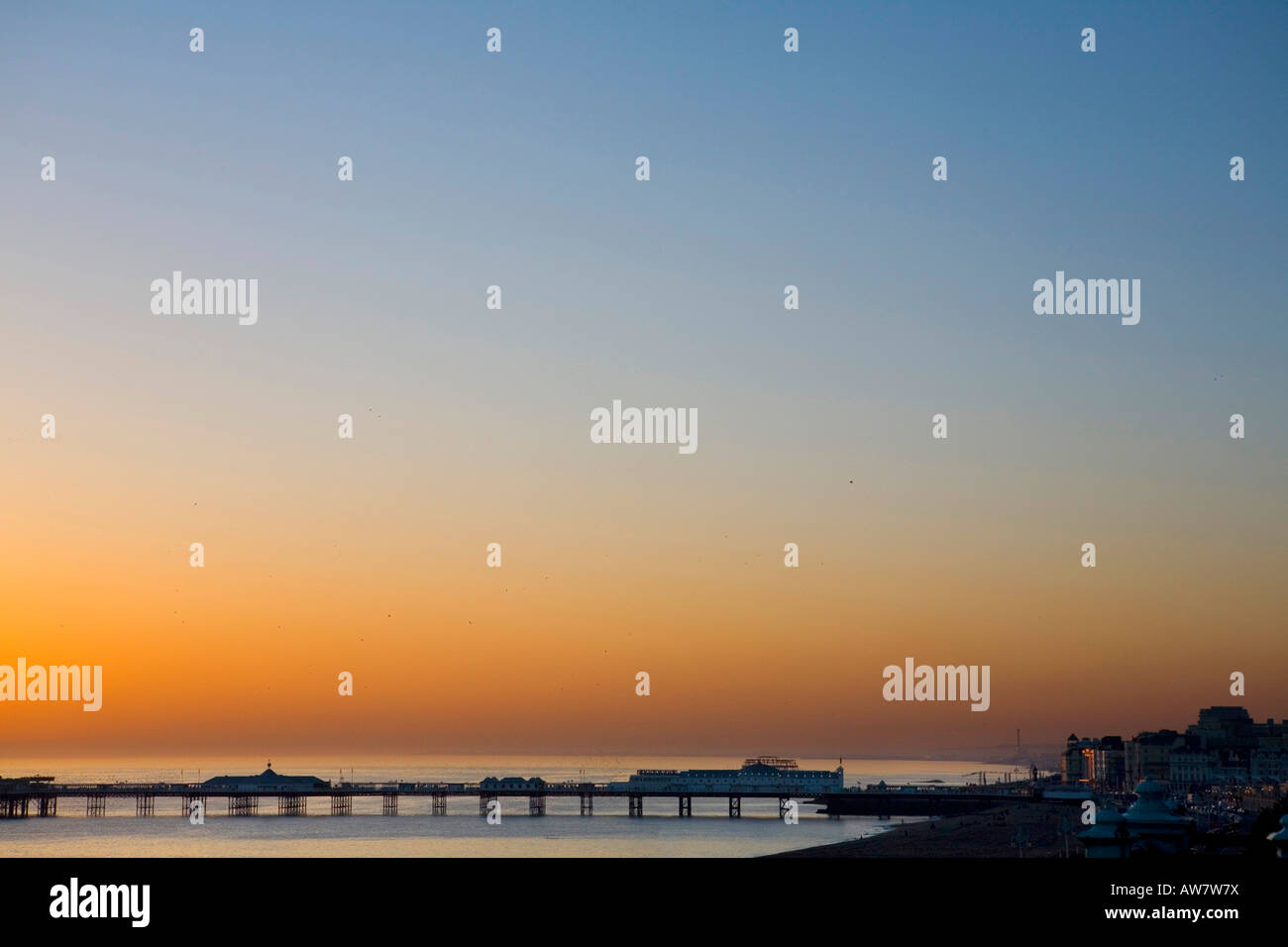 Starlings flying over Brighton Pier at Sunset uk Stock Photo - Alamy