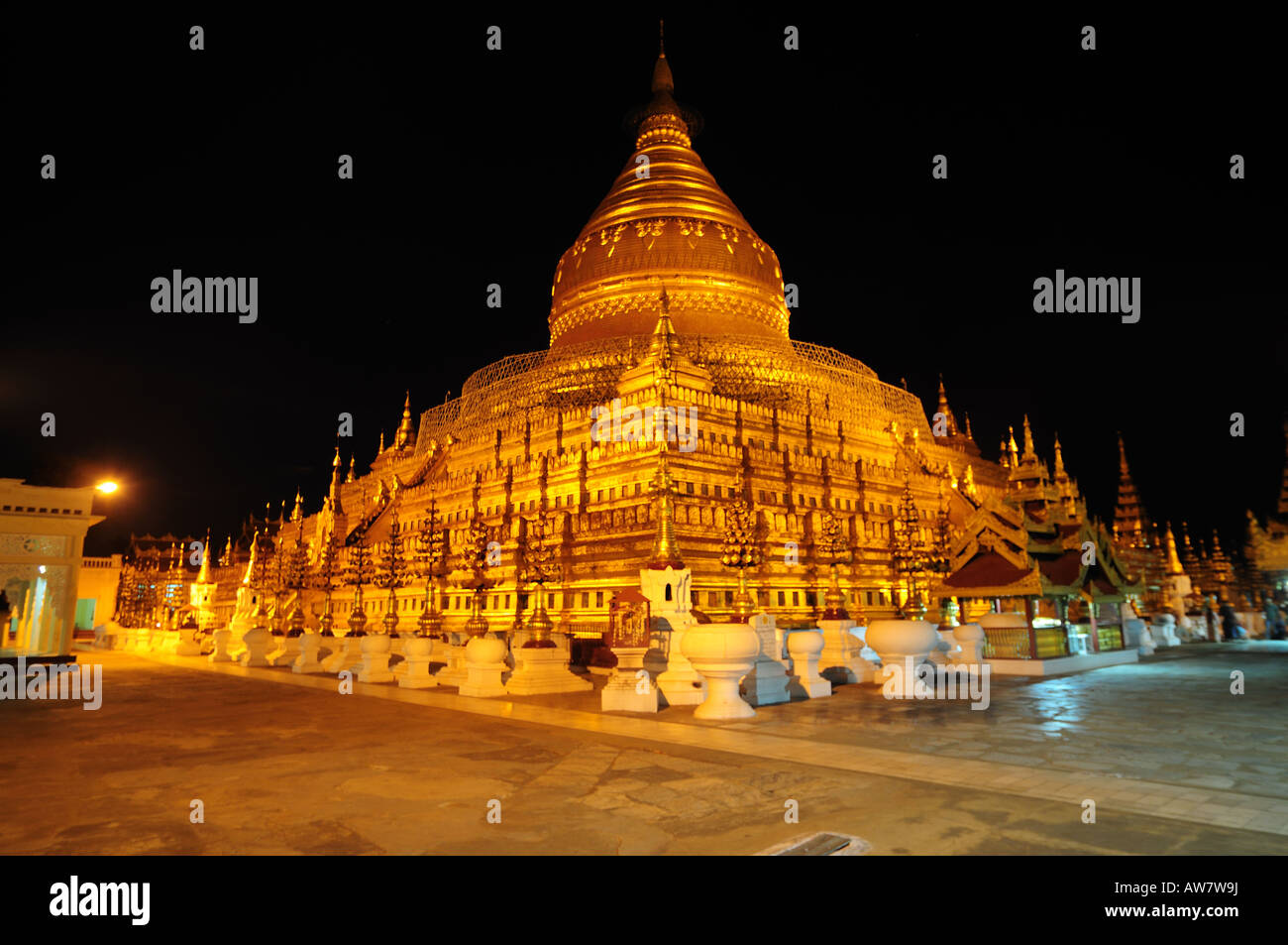 Goldener Tempel im Scheinwerferlicht Bagan Myanmar Asien Golden temple ...