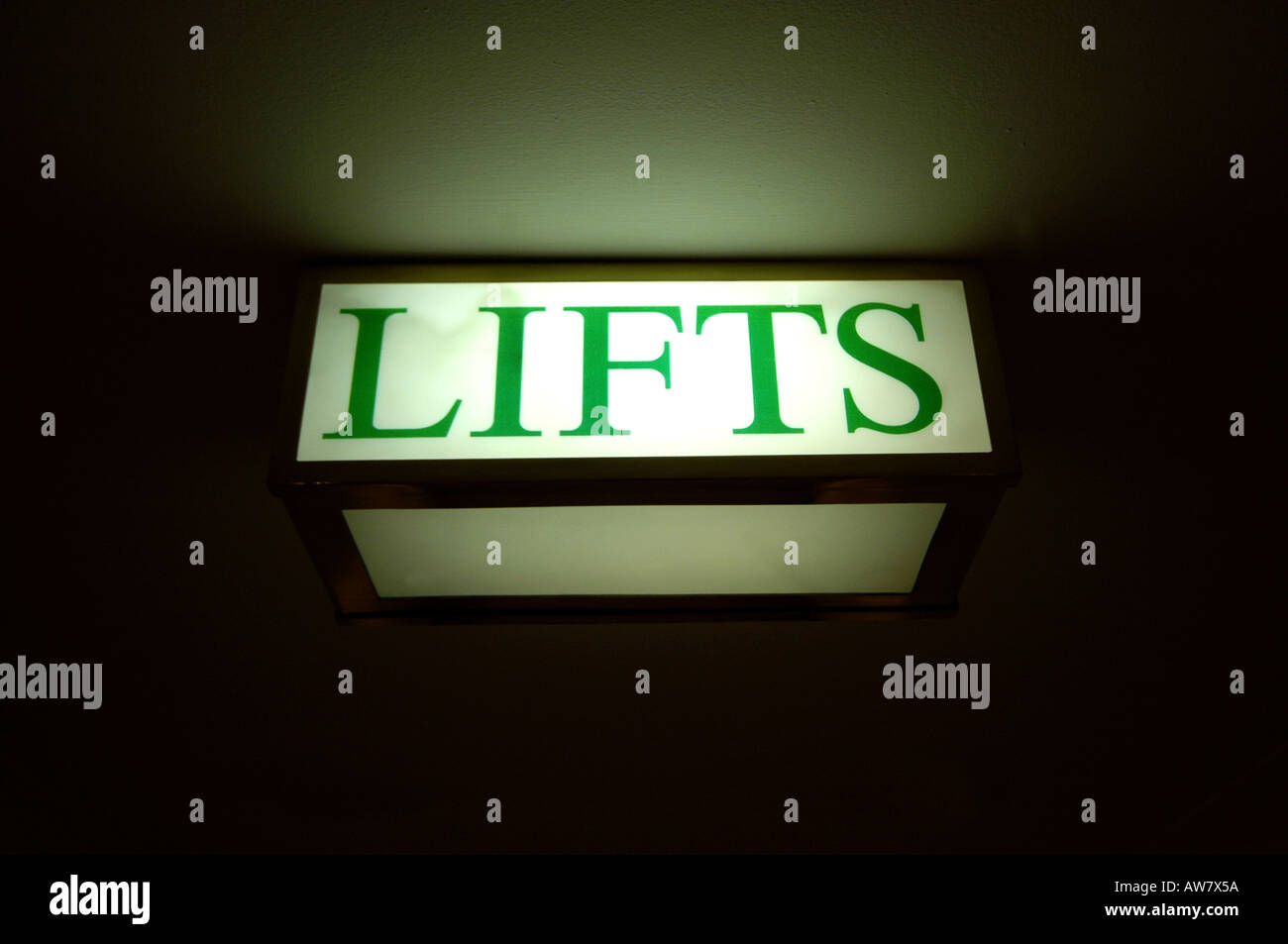 Lift sign in hotel coridoor Stock Photo - Alamy