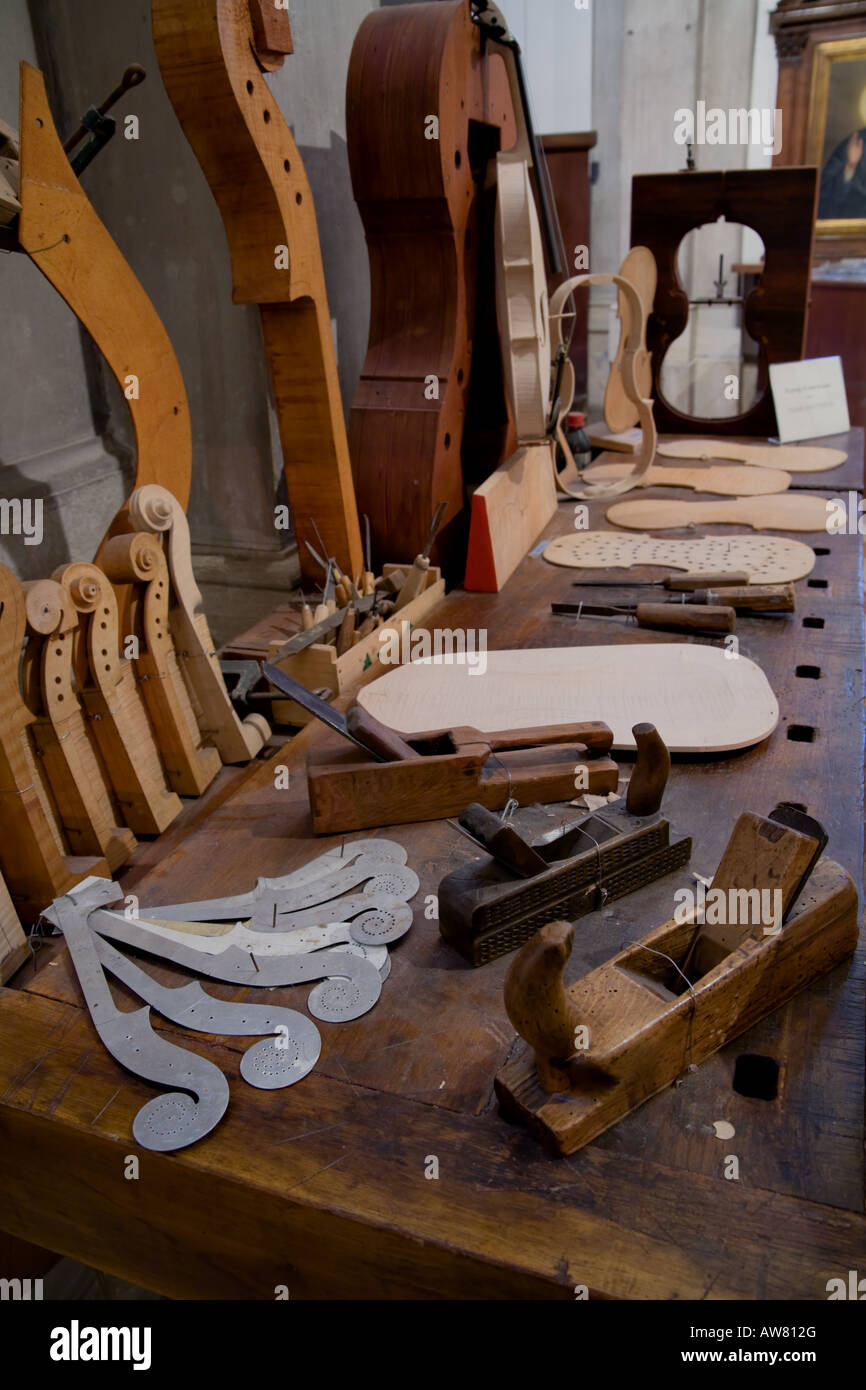 Violin work maker wood hi-res stock photography and images - Alamy