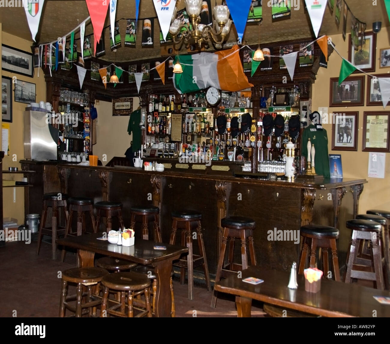 Traditional irish pub interior hi-res stock photography and images - Alamy