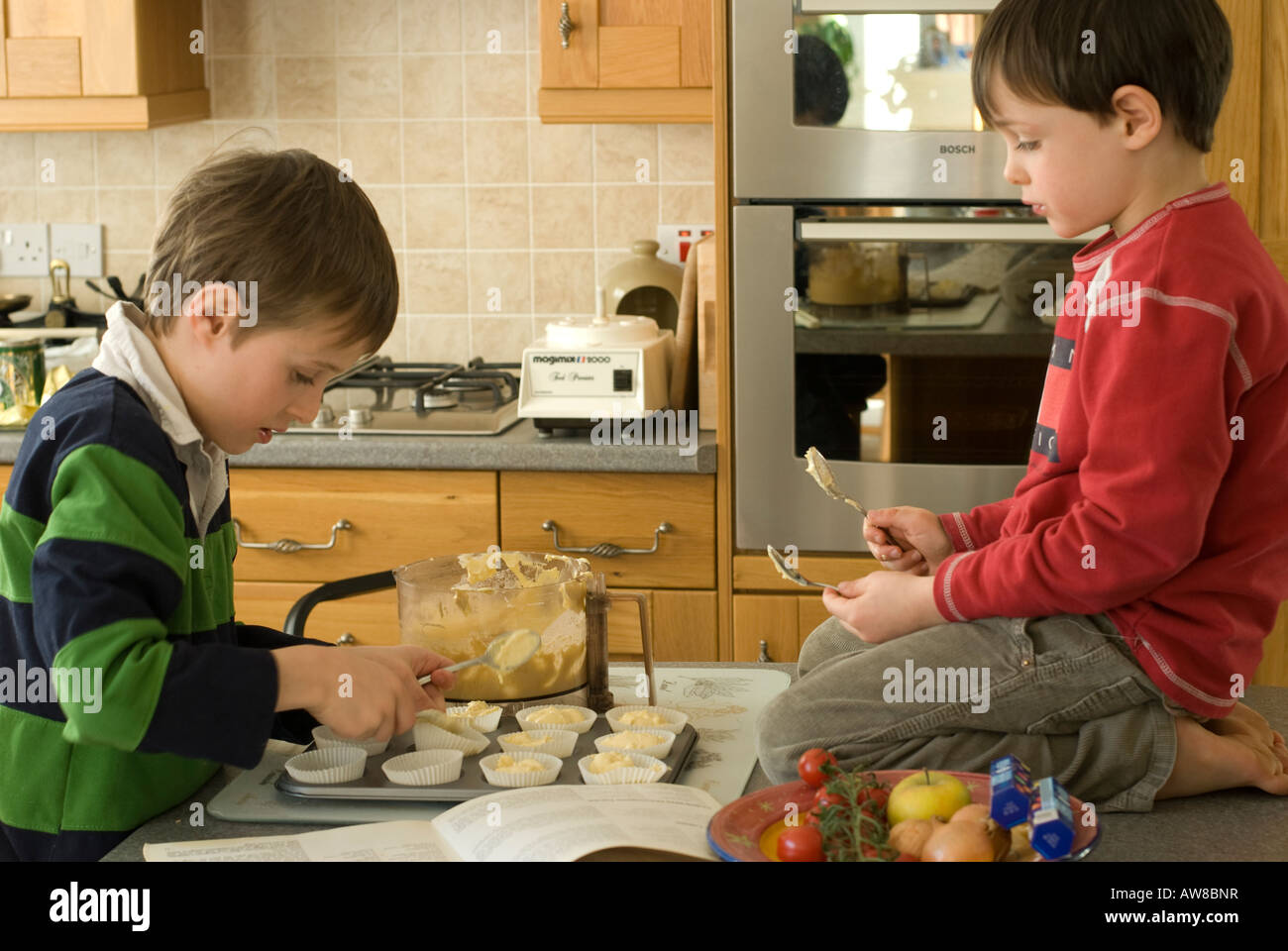 Children making cakes Stock Photo - Alamy