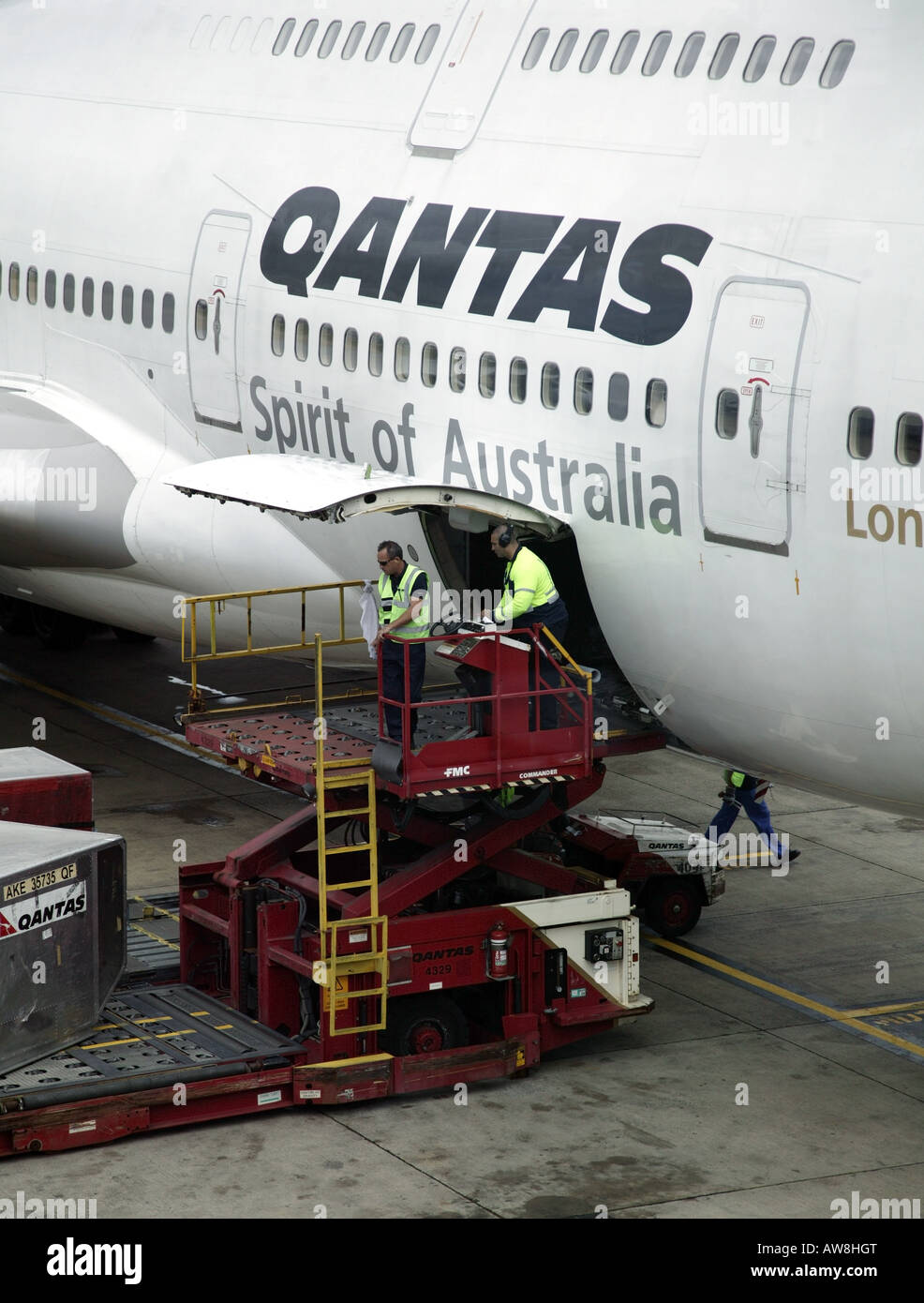 Airport loading of a Qantas Airline Jumbo Jet by runway staff Stock ...