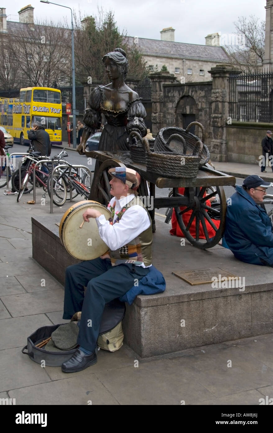 Busker dublin statue hi-res stock photography and images - Alamy