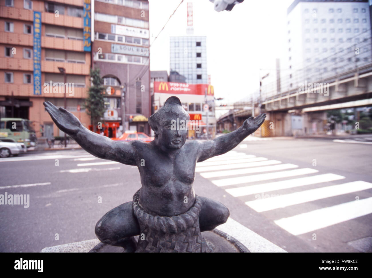 Sumo statue hi-res stock photography and images - Alamy