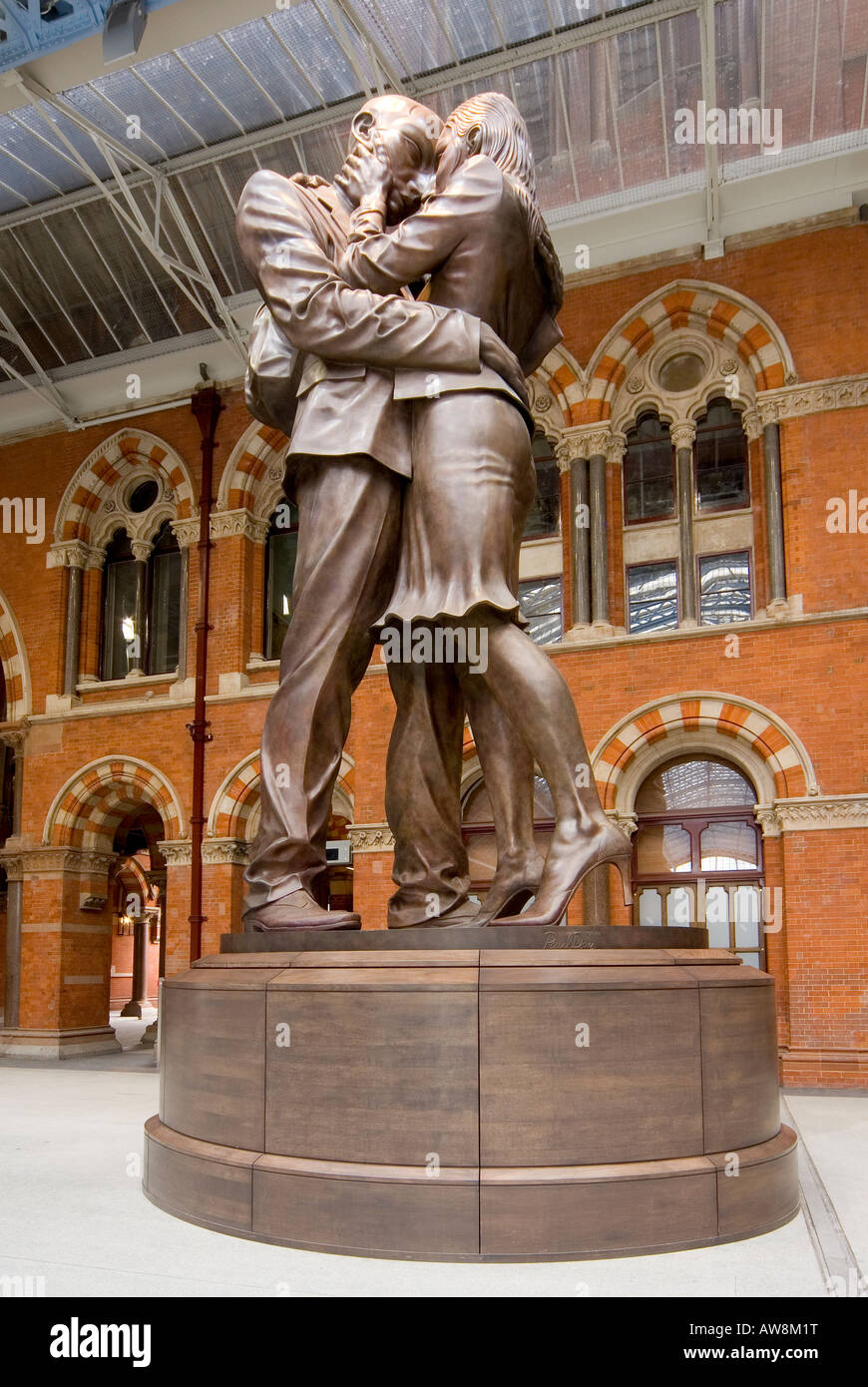the meeting place statue at st pancras station london england Stock ...