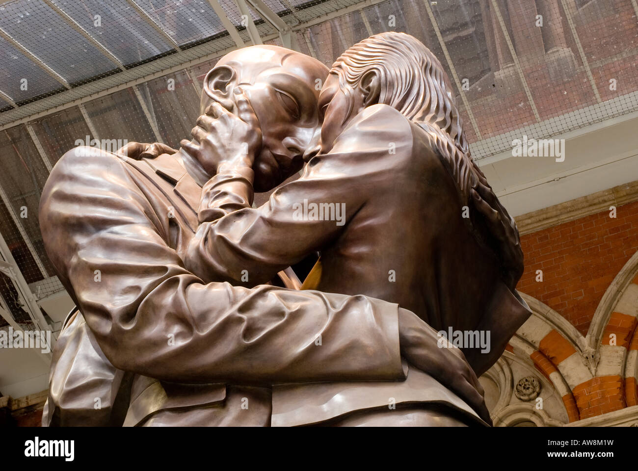 the meeting place statue at st pancras station london england Stock ...