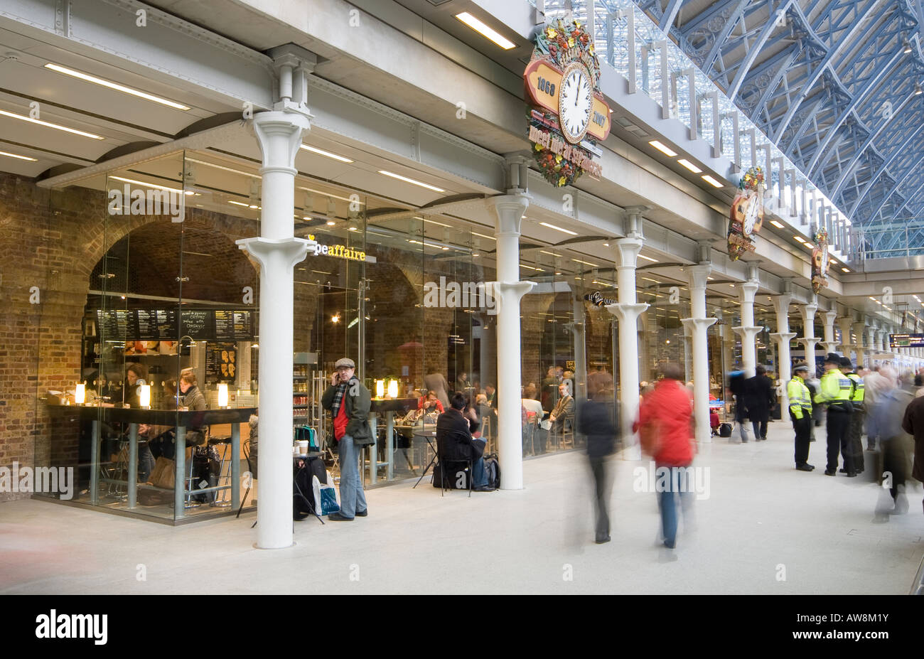 Cafe on the concourse area of St Pancras International railway station ...