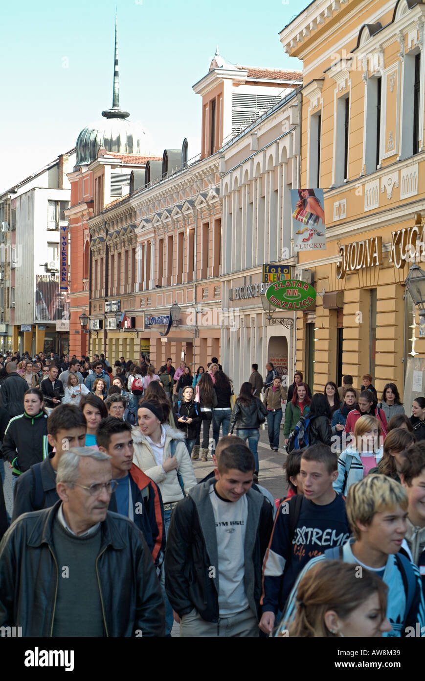 Crowded men hi-res stock photography and images - Alamy
