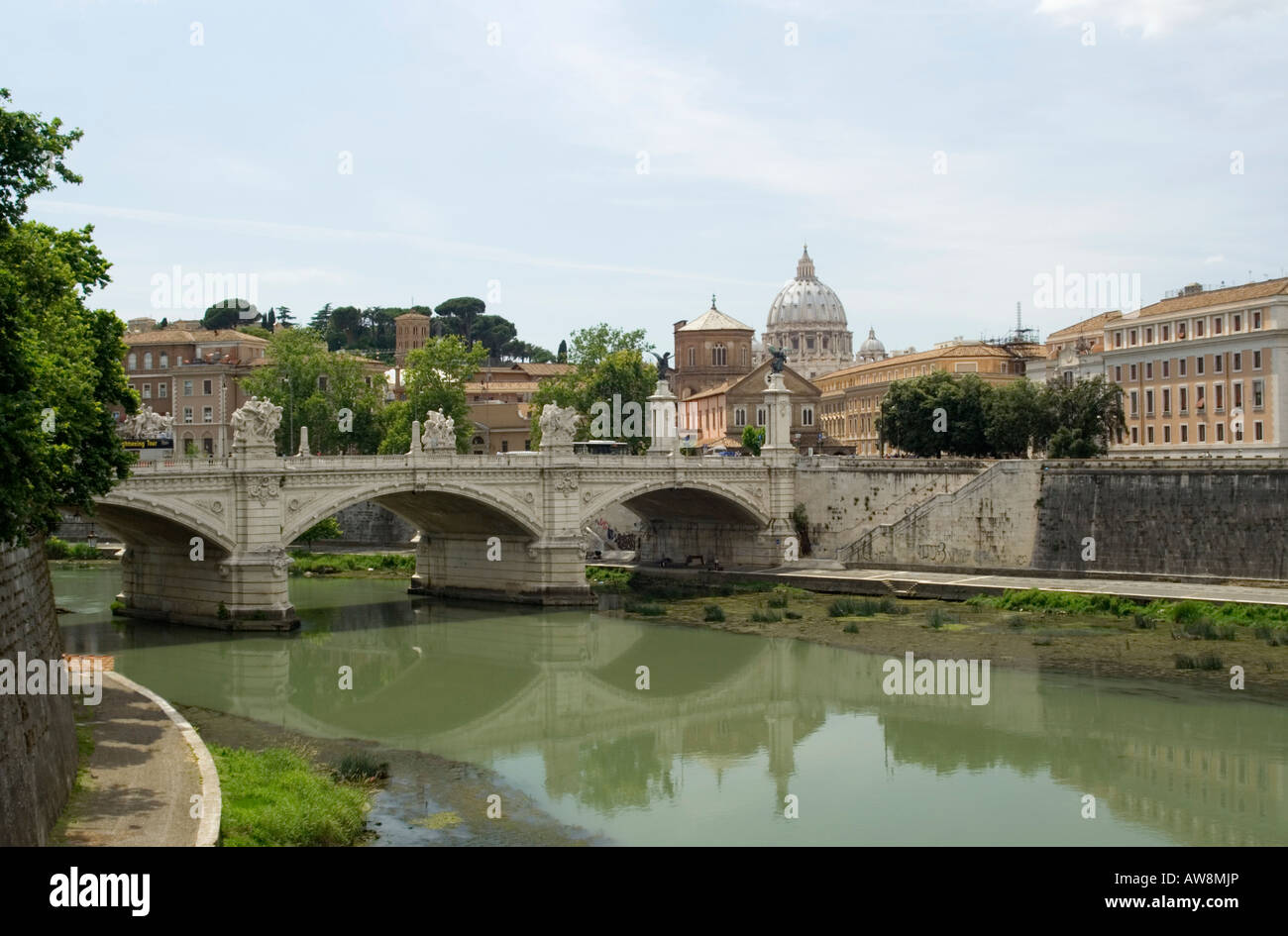 View of the Tiber (Tevere) River with Ponte Vittorio Emanuele II and ...