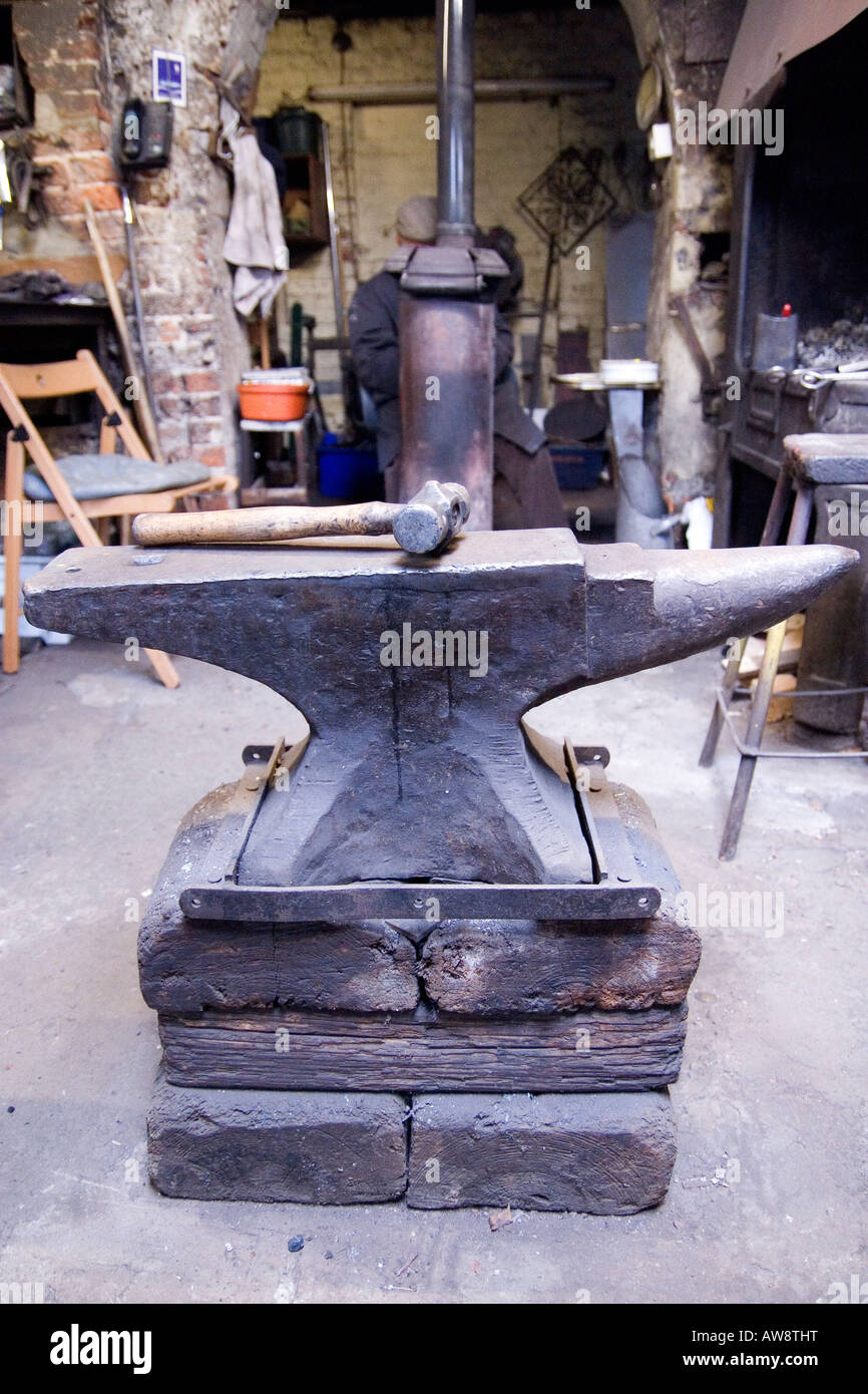 Black steel anvil hi-res stock photography and images - Alamy