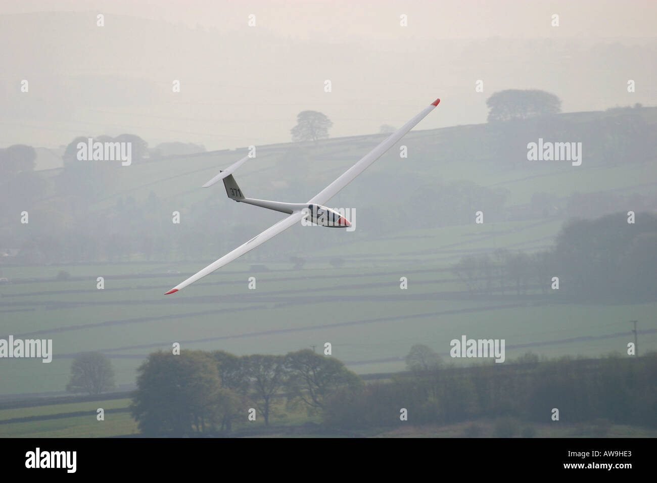 A modern high performance LS7 glider soaring in ridge lift Stock Photo ...
