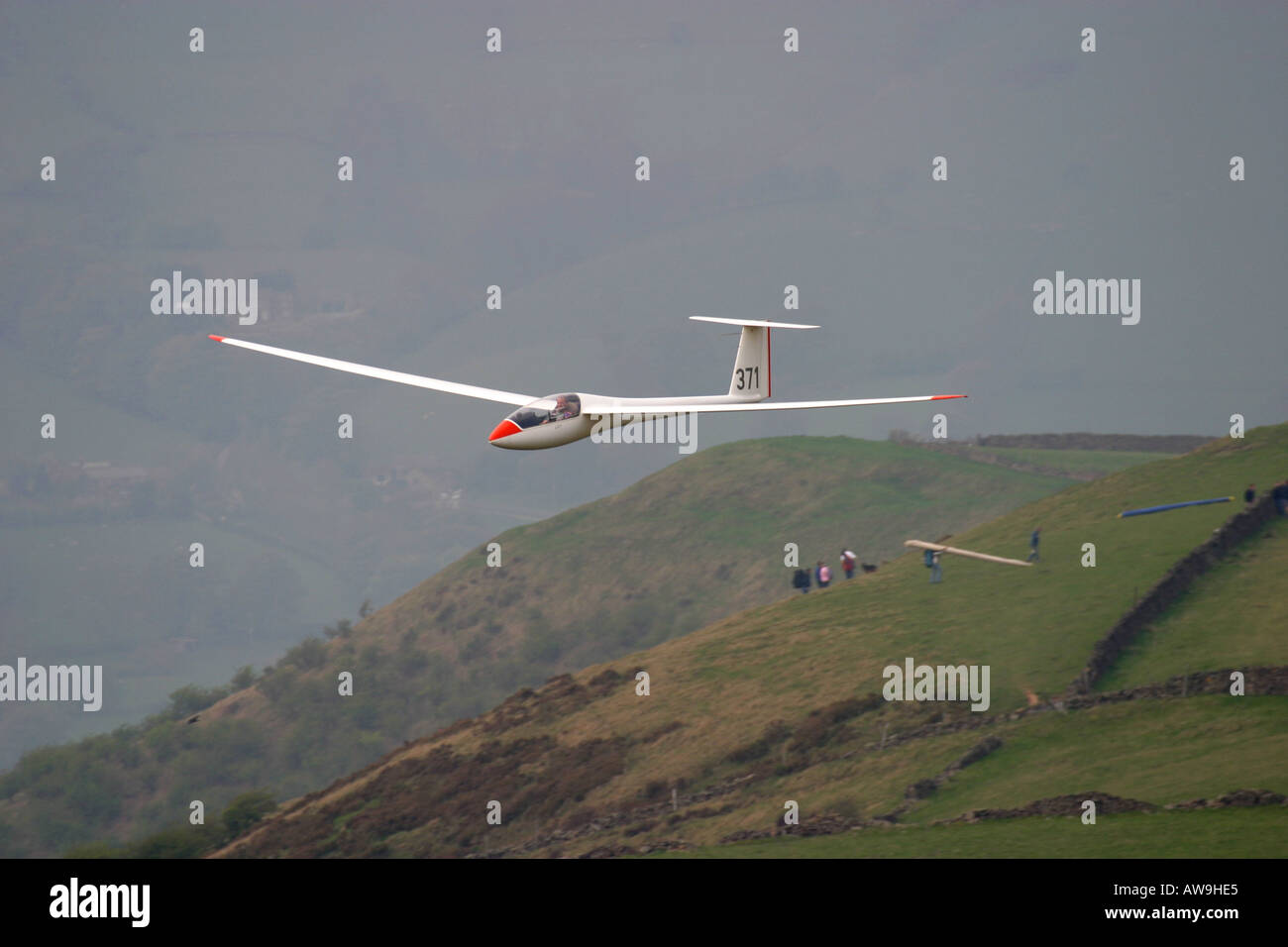 A modern high performance LS7 glider soaring in ridge lift Stock Photo ...