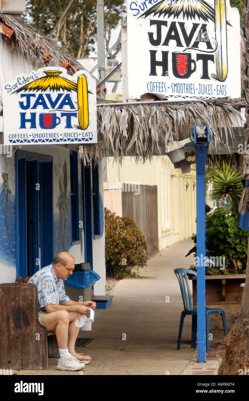 People sitting outside coffee shop usa hi-res stock photography and ...