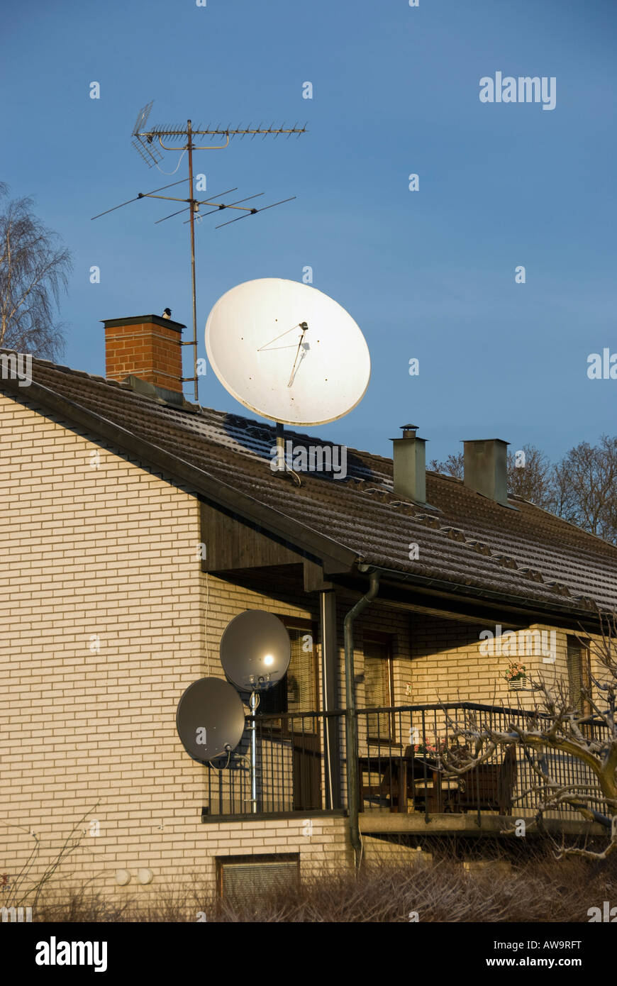 Satellite discs hi-res stock photography and images - Alamy