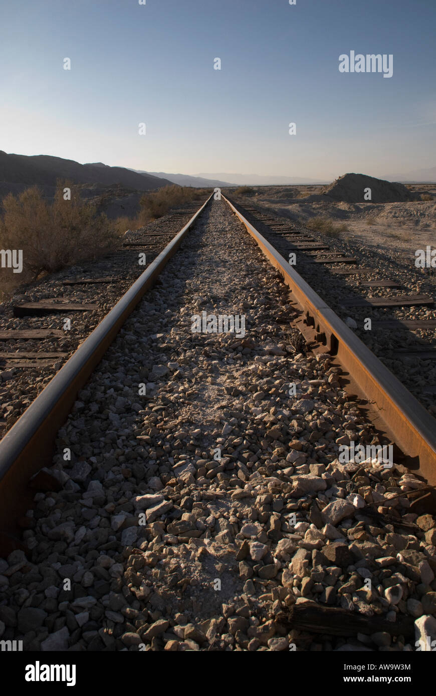 railroad tracks in the desert, southern California Stock Photo - Alamy