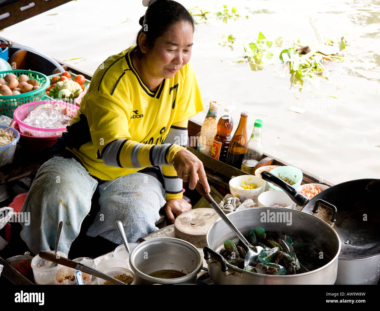 Thai Woman Cooking Stir Fry In a Wok In a Bangkok Floating Market ...