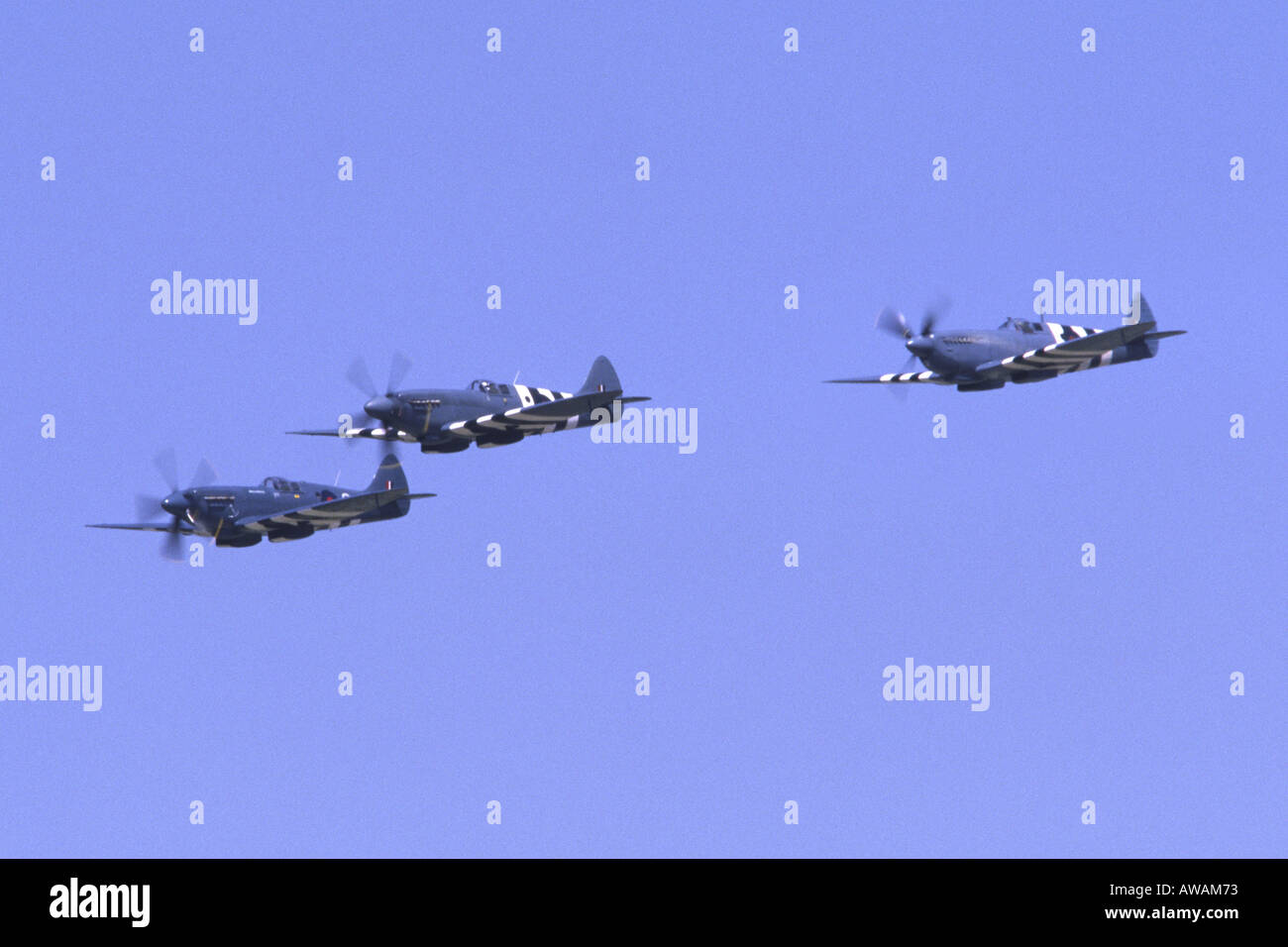 Ww2 plane formation hi-res stock photography and images - Alamy