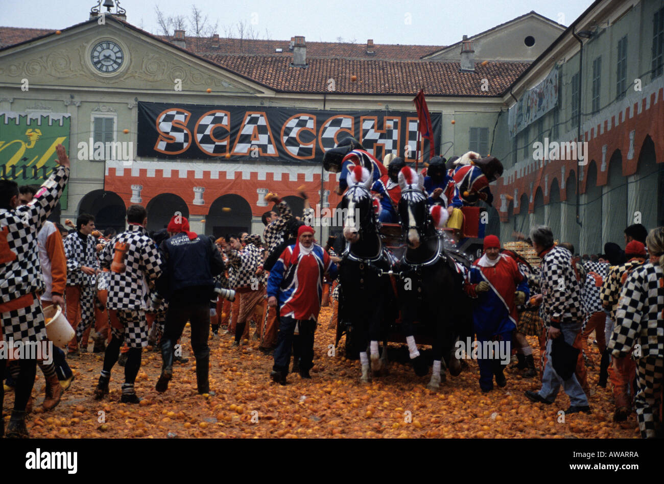 Battle oranges ivrea piemonte italy hi-res stock photography and images ...