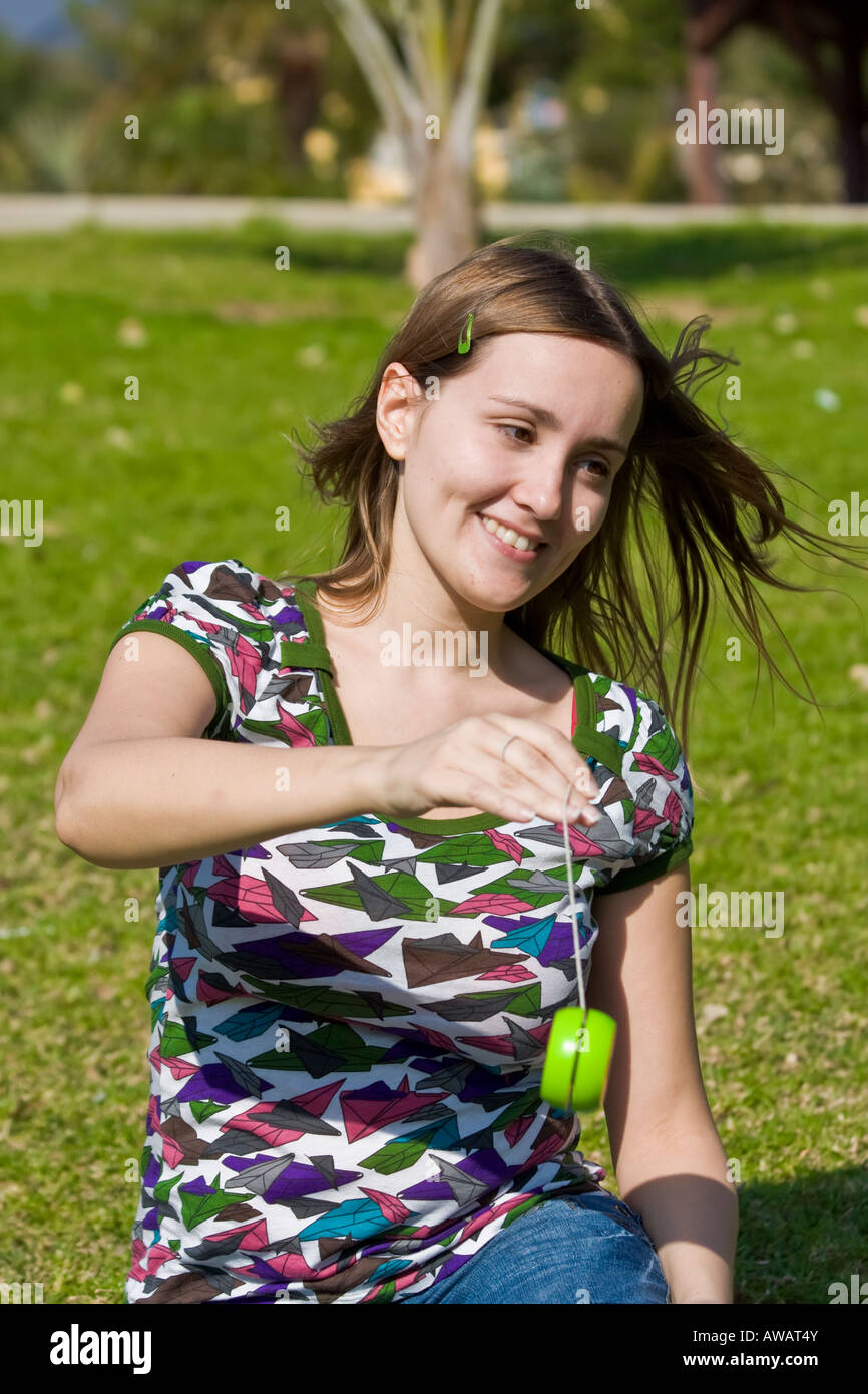 Young woman playing yo yo in the park Stock Photo - Alamy