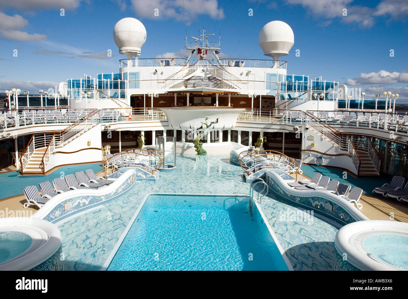 Luxury cruise ship golden princess hi-res stock photography and images ...