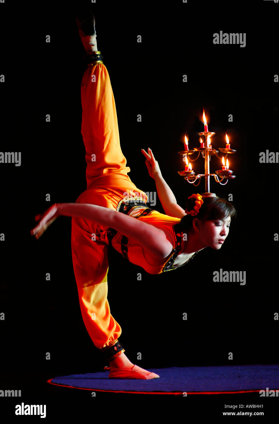 Contortionist black female hi-res stock photography and images - Alamy