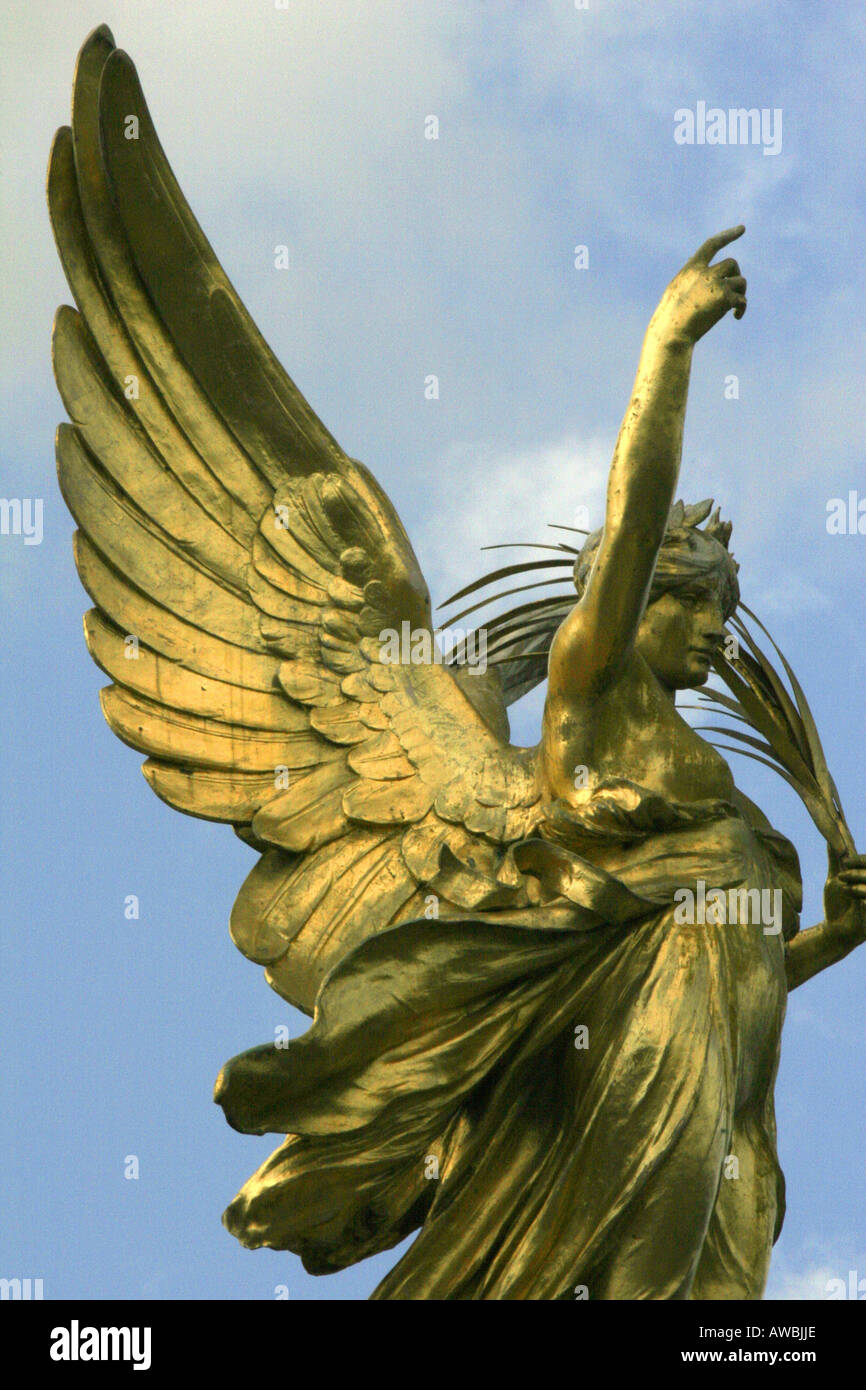 The golden angel on the Victoria Memorial in front of Buckingham Palace ...