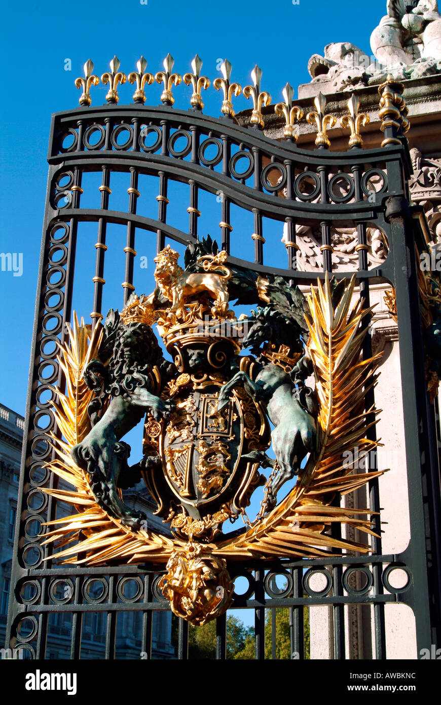 Gate at Buckingham Palace London Stock Photo - Alamy