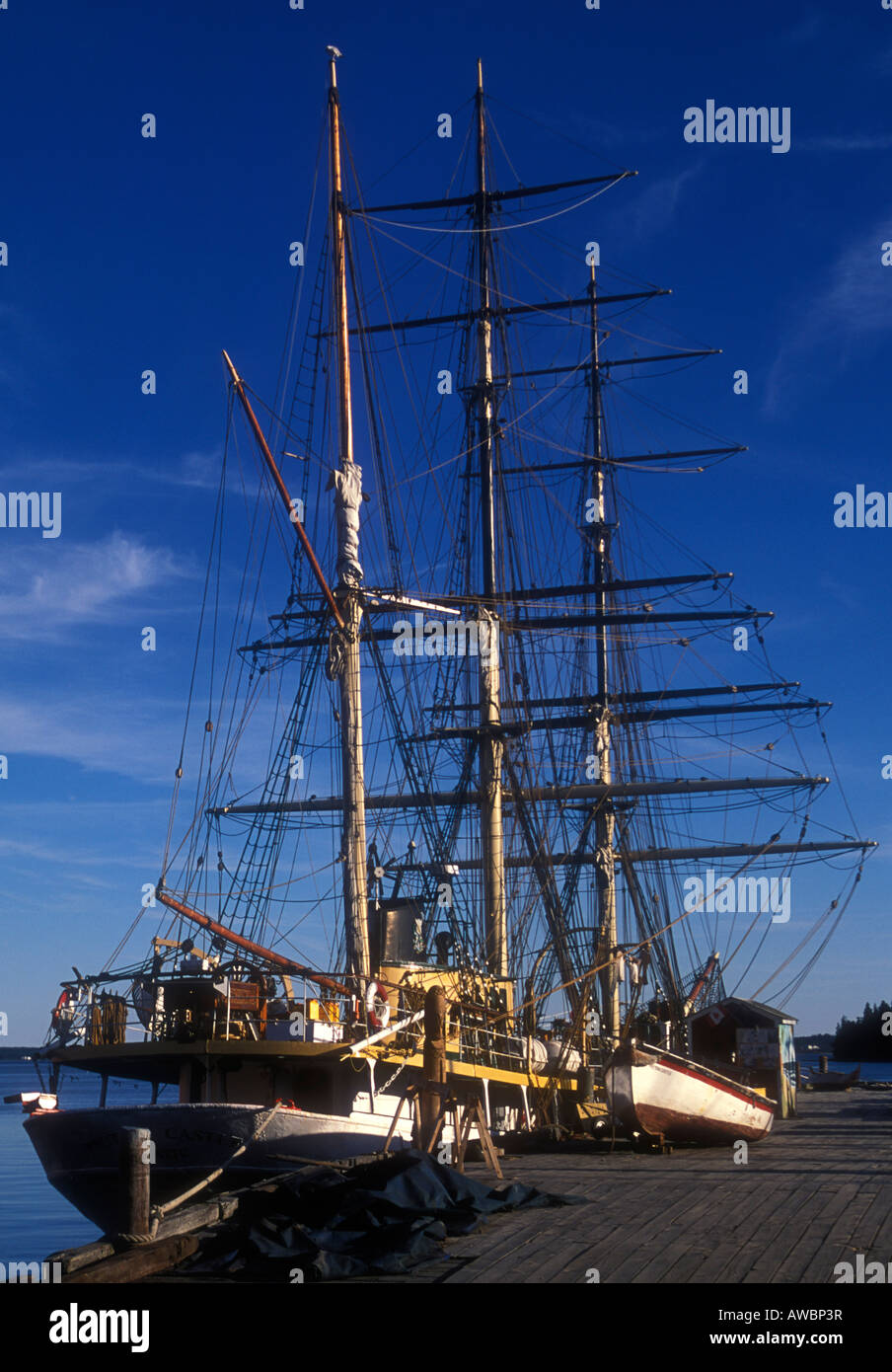 Square rigger sailing ship hi-res stock photography and images - Alamy