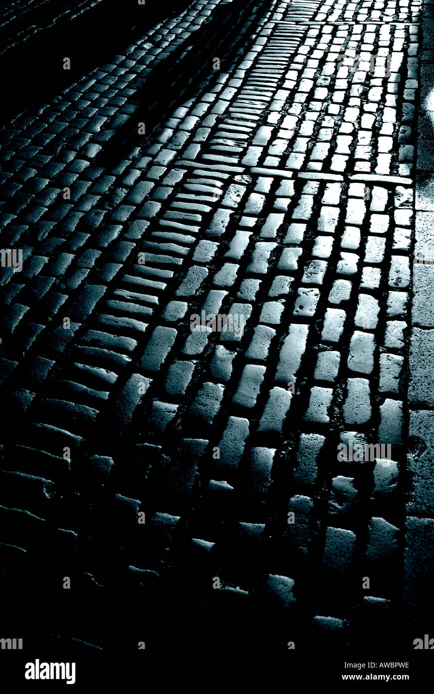 Victorian london night cobble street hi-res stock photography and ...