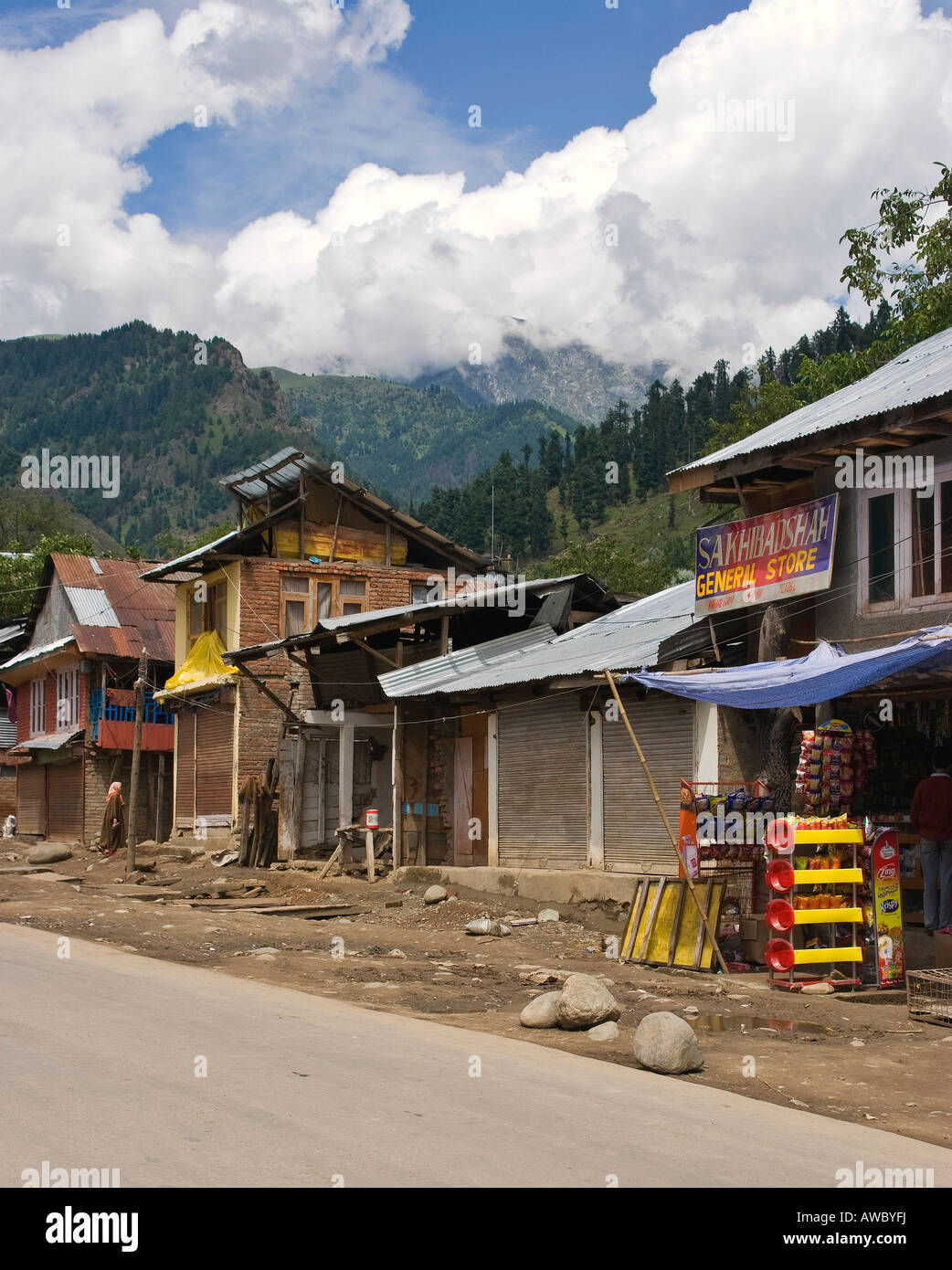 Kashmir pahalgam himalyan foothills hi-res stock photography and images ...