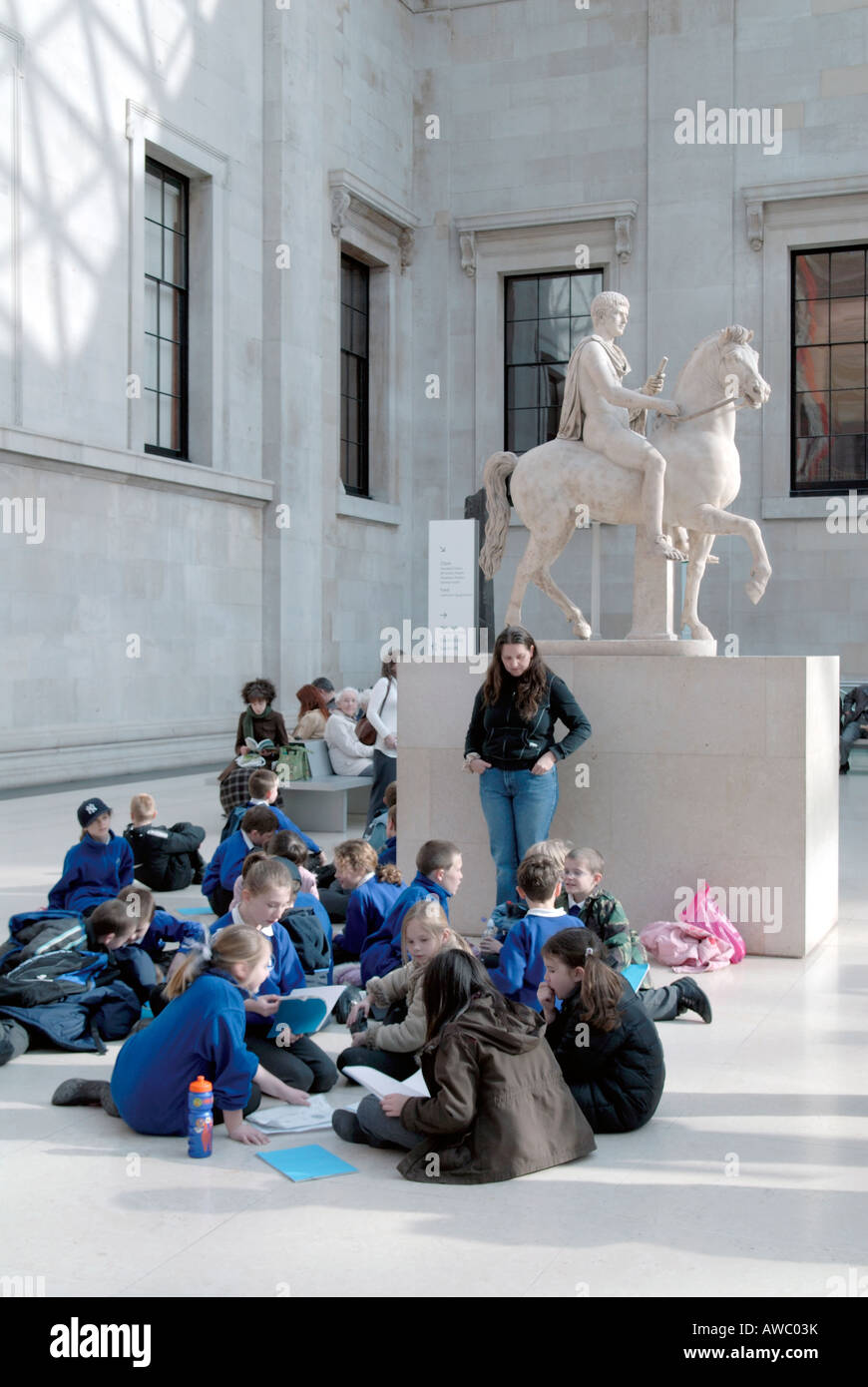 UK School educational visit to the British Museum, London Photo Julio ...
