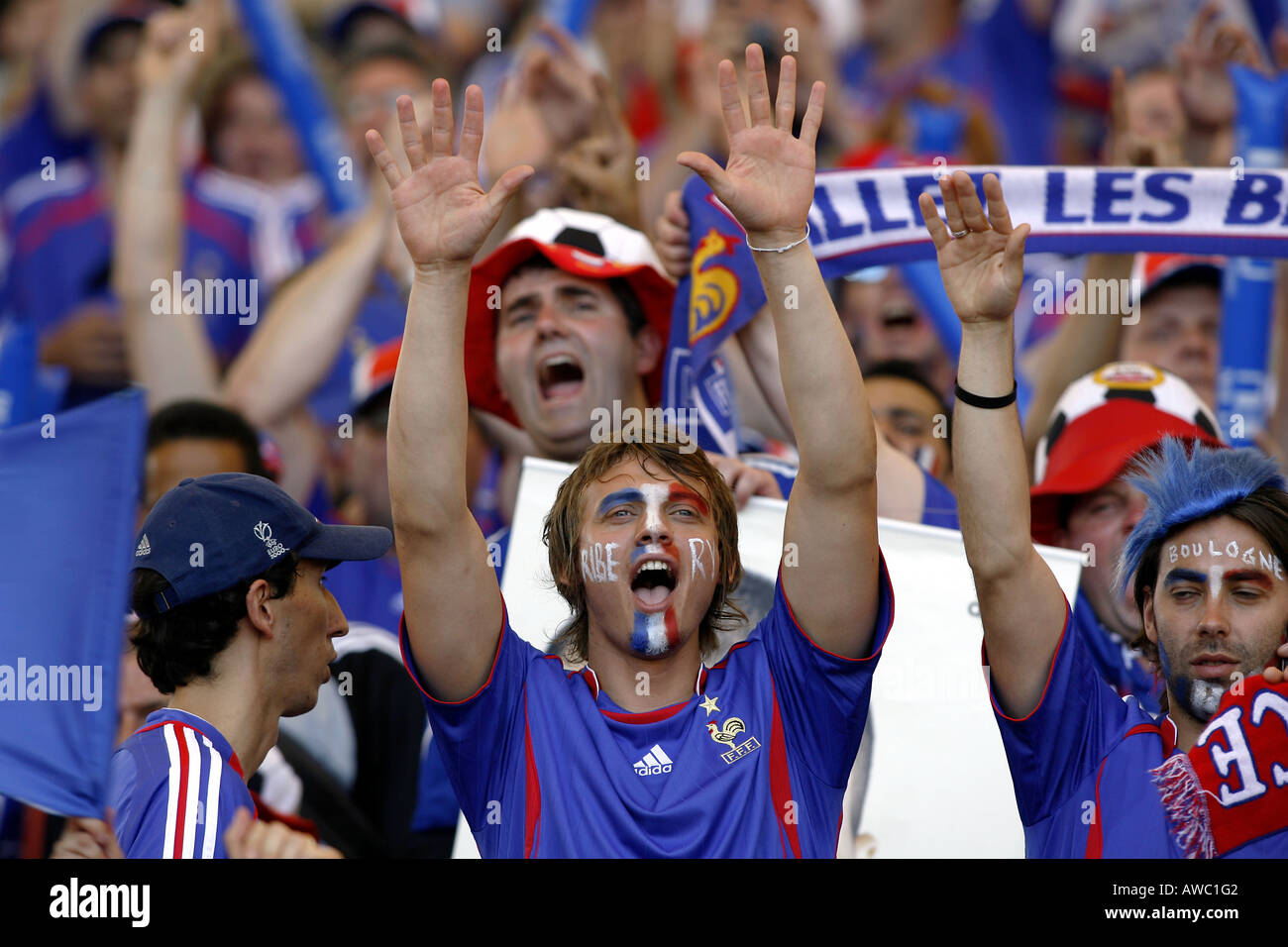 Football crowds singing hi-res stock photography and images - Alamy
