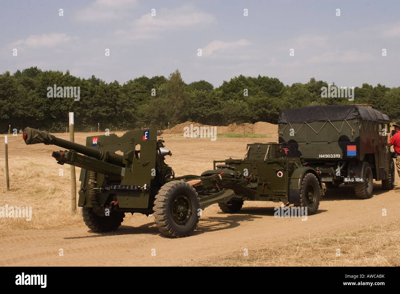Towed tank gun hi-res stock photography and images - Alamy