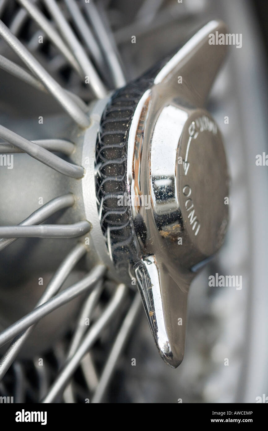 Hub of wire wheel of classic car Stock Photo - Alamy