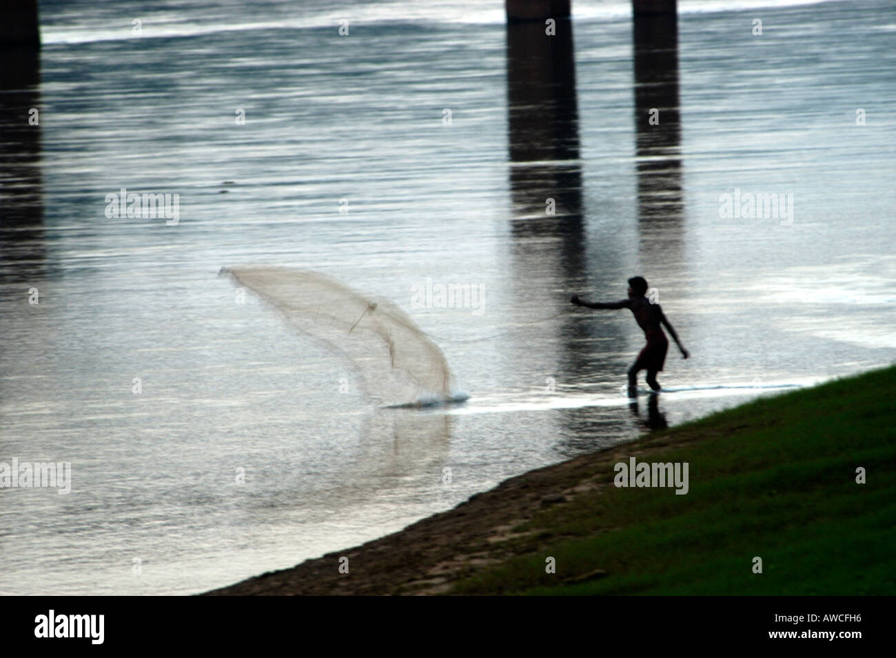 THROW NET FISHING PERIYAR RIVER THATTEKKAD Stock Photo - Alamy