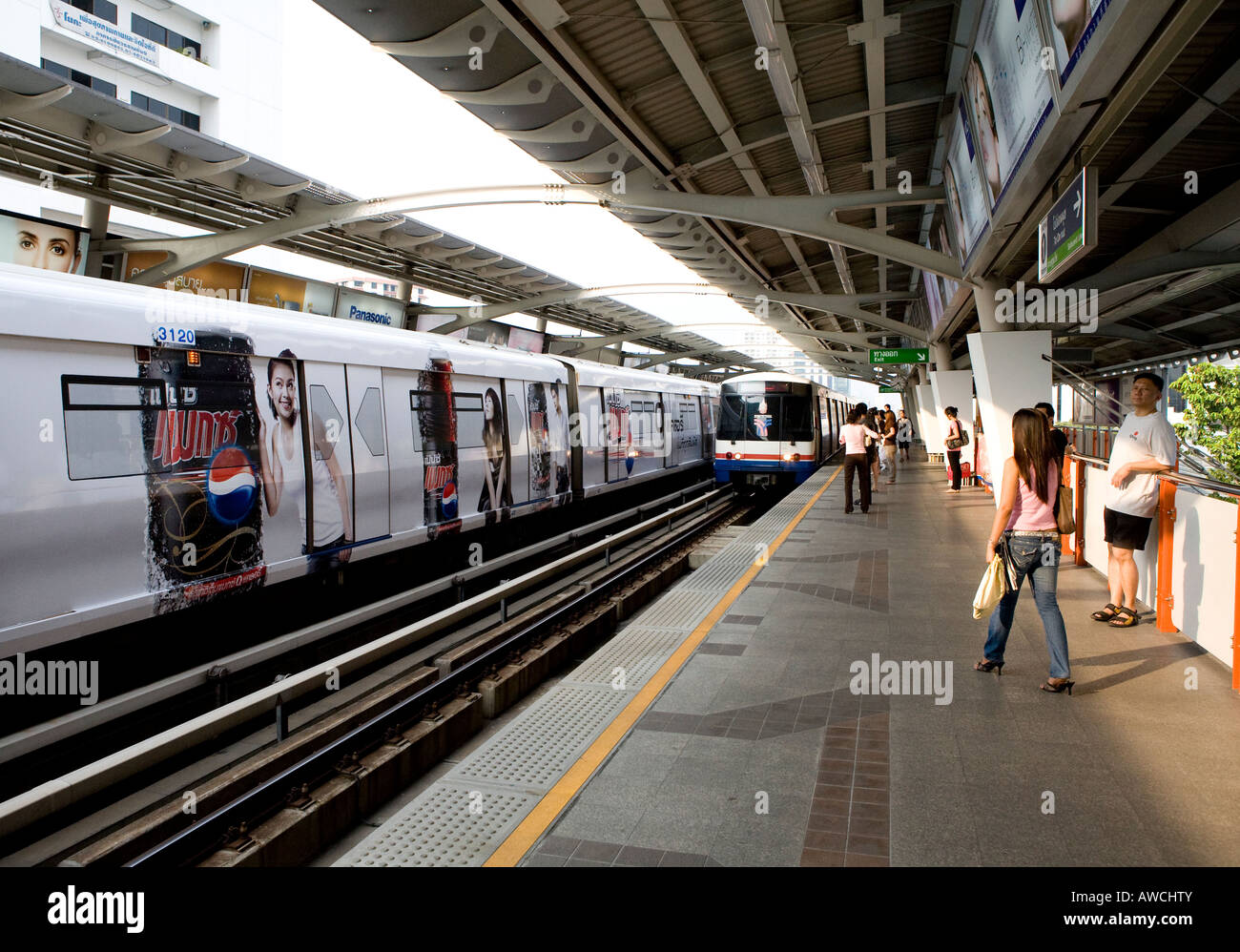 Skytrain infrastructure bangkok thailand hi-res stock photography and ...
