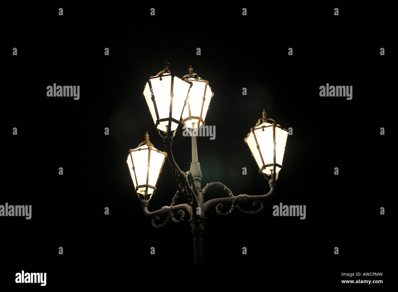 Street lamps vienna hi-res stock photography and images - Alamy