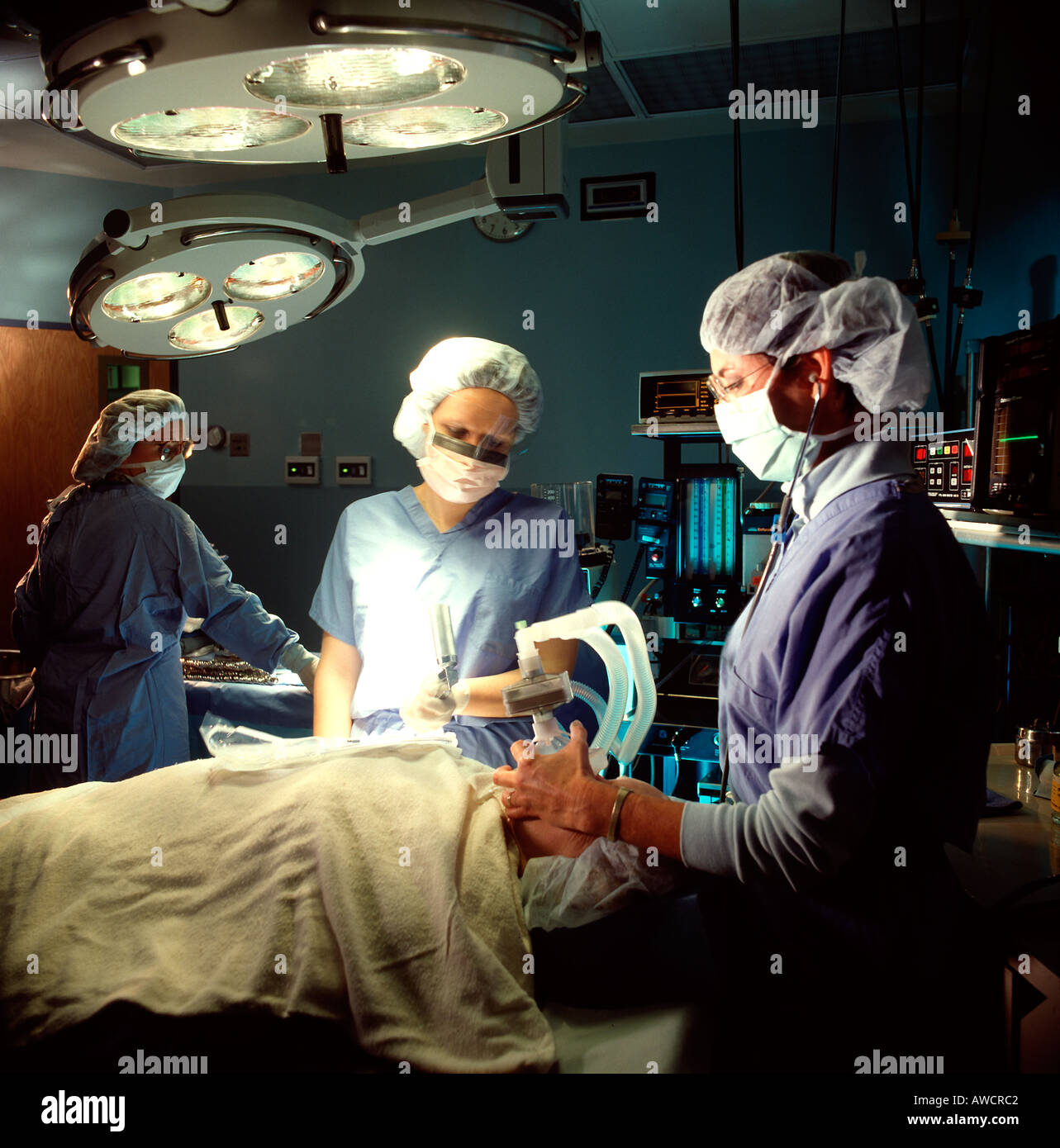 operating room doctors nurse surgeon Stock Photo - Alamy