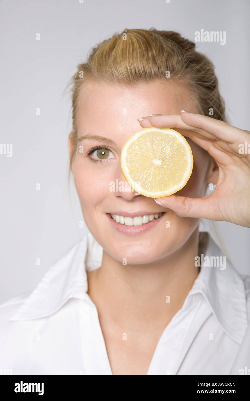 Aufgeschnittenes auge hi-res stock photography and images - Alamy