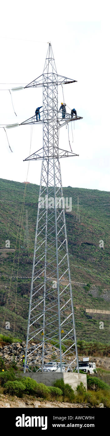 Men working on electricity pylon hi-res stock photography and images ...